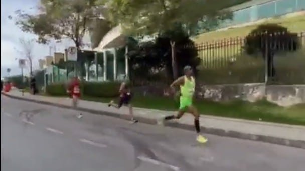 Corredor dá pique impressionante para vencer corrida, veja vídeo